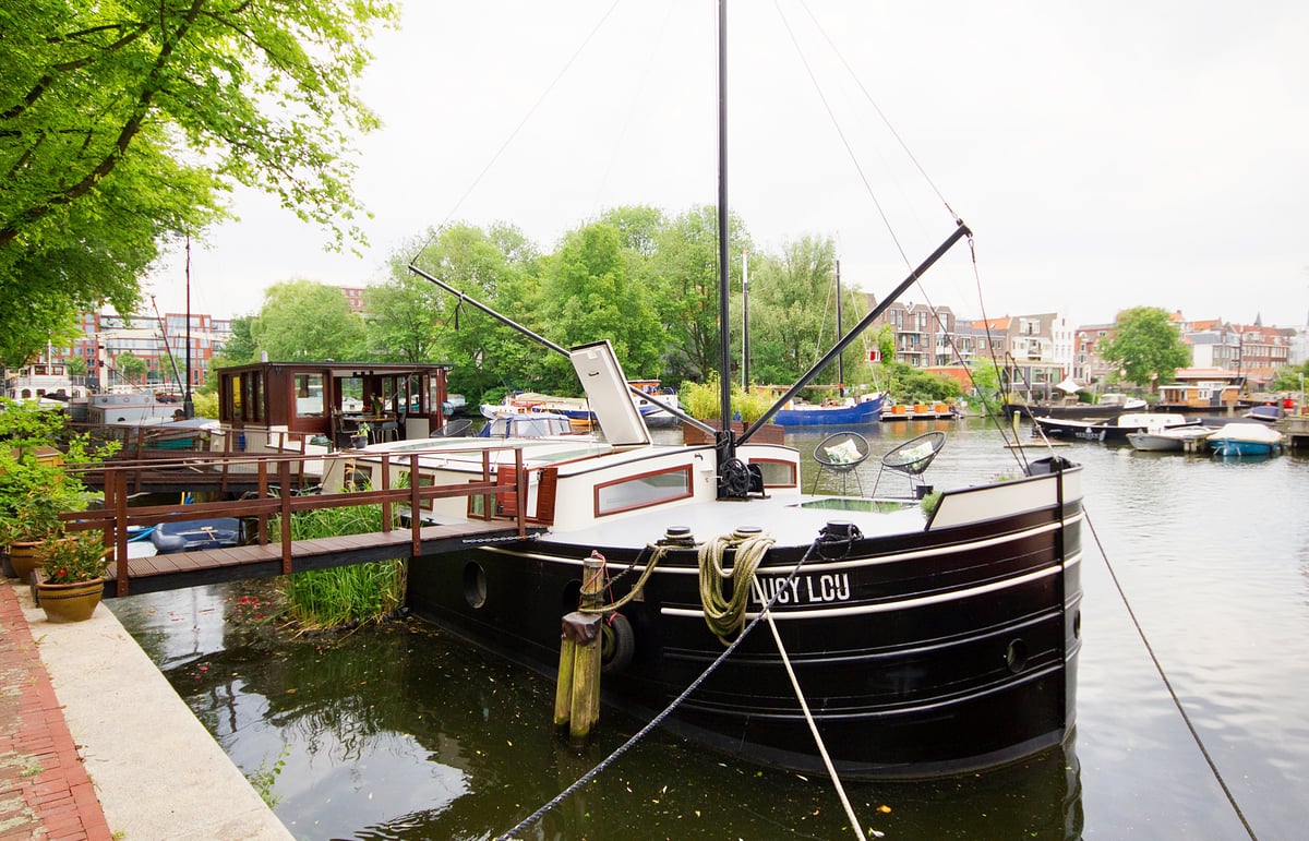 Houseboat Amsterdam: Modern design houseboat on superb location