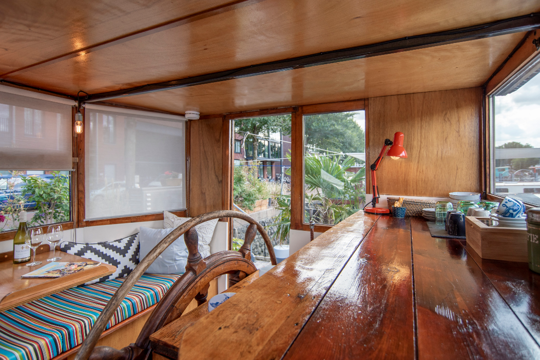 Houseboat Amsterdam: Quiet Gem in Heart of Amsterdam