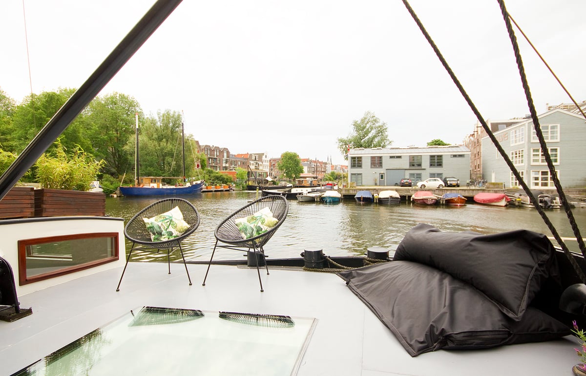 Houseboat Amsterdam: Modern design houseboat on superb location