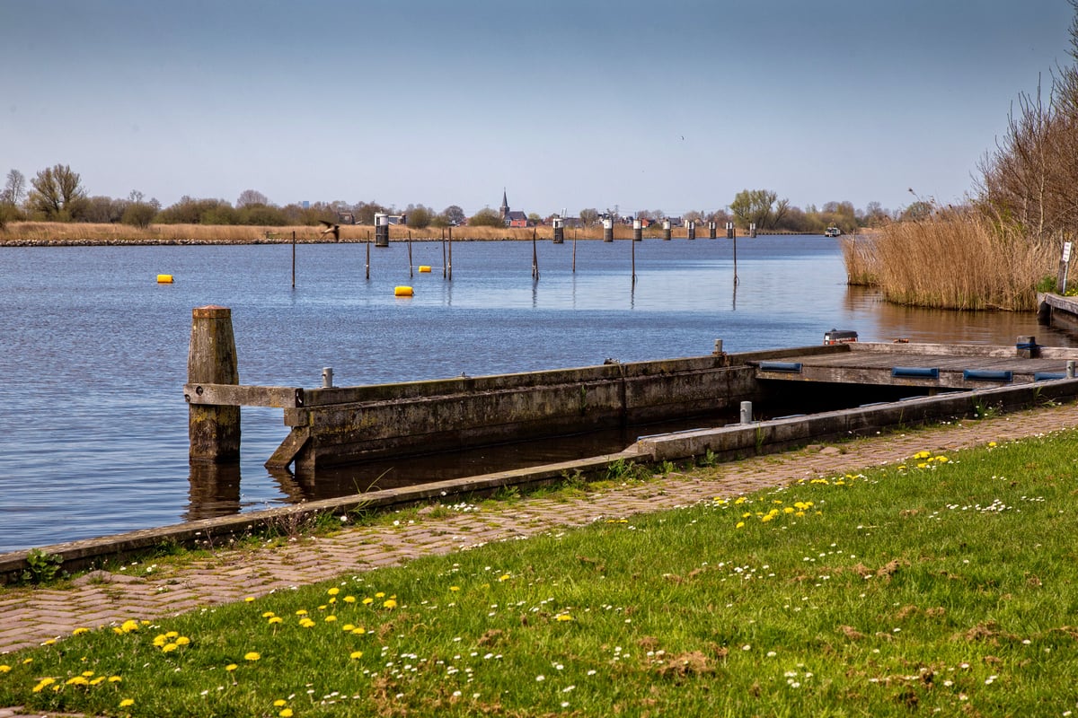 Woonboot huren in Grou: Luxury Frisian Houseboat
