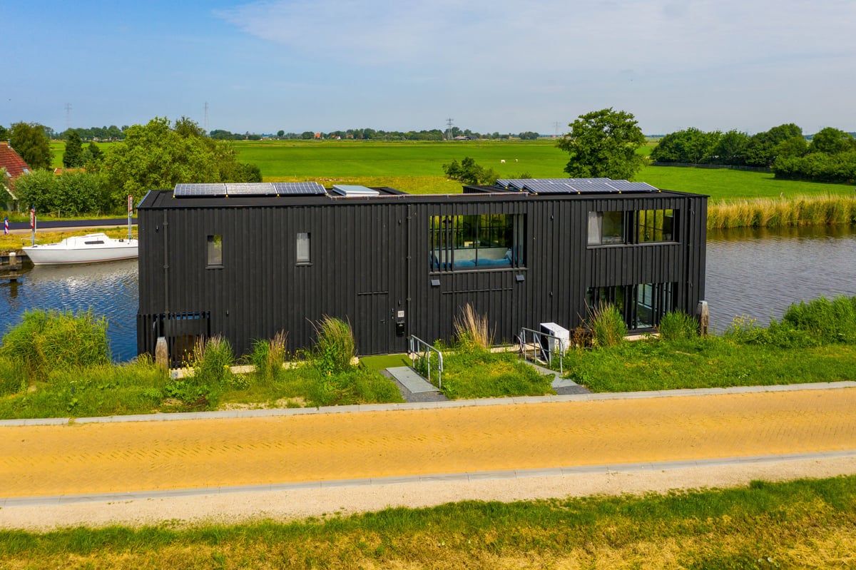 Houseboat Oostknollendam: The Amazing Watervilla