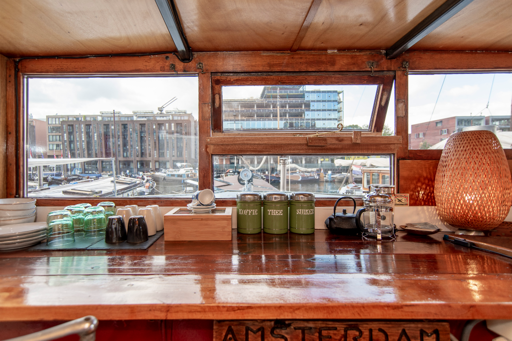 Houseboat Amsterdam: Quiet Gem in Heart of Amsterdam