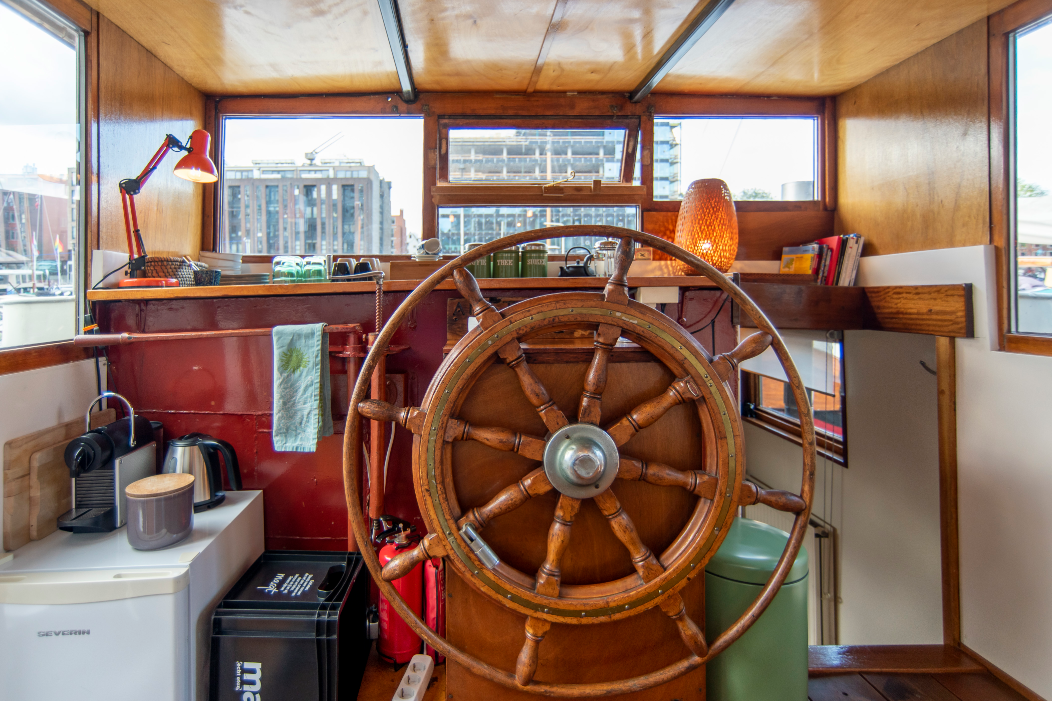 Houseboat Amsterdam: Quiet Gem in Heart of Amsterdam