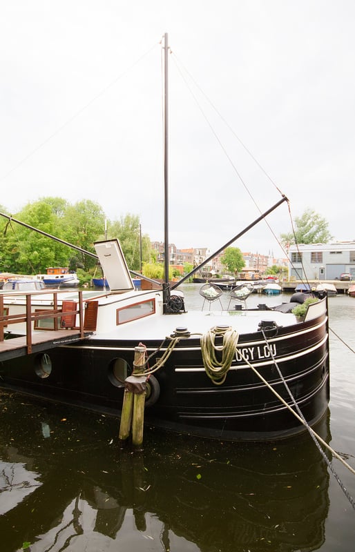 Houseboat Amsterdam: Modern design houseboat on superb location